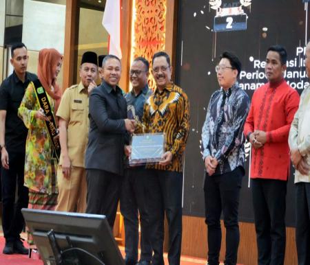 RAPP Raih Investment Award 2025 di Ajang Riau Investment Forum - Sumber ...